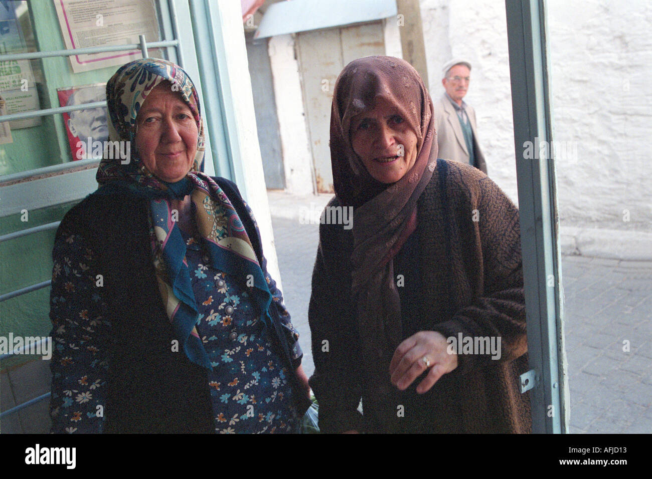 Traditional older turkish woman elderly hi-res stock photography and ...