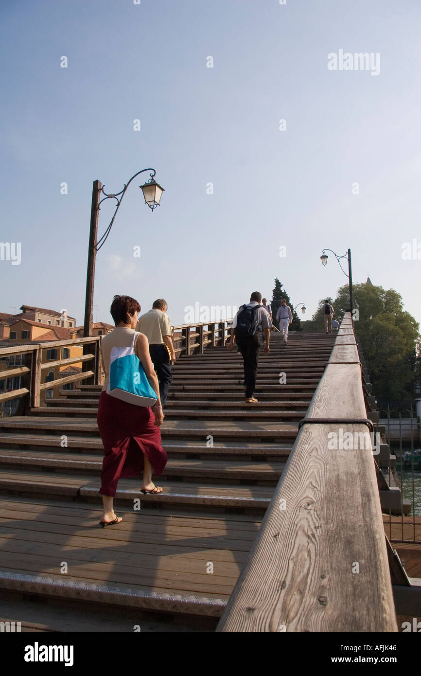 Footbridge over grand union canal hi-res stock photography and images ...