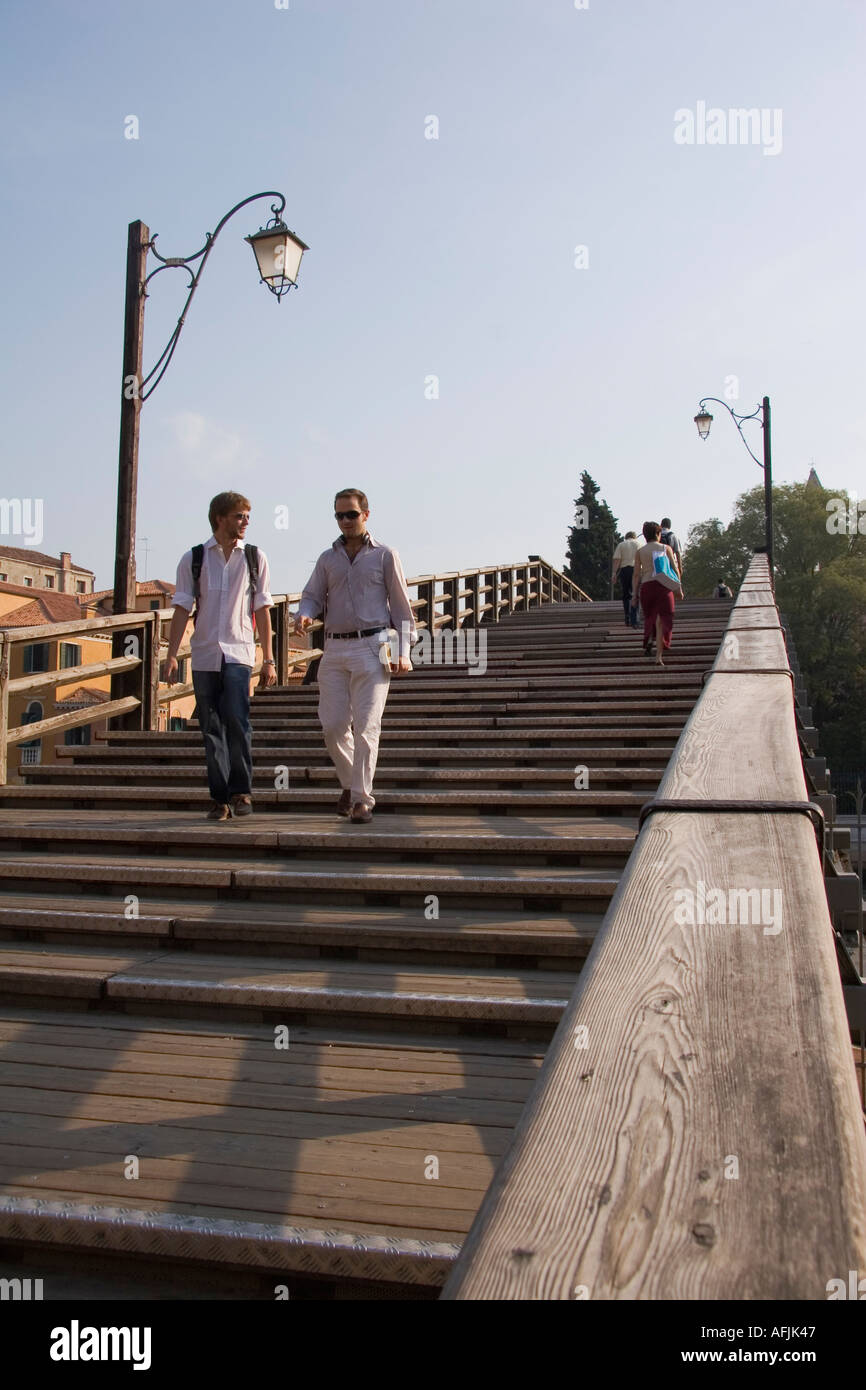 Footbridge over grand union canal hi-res stock photography and images ...