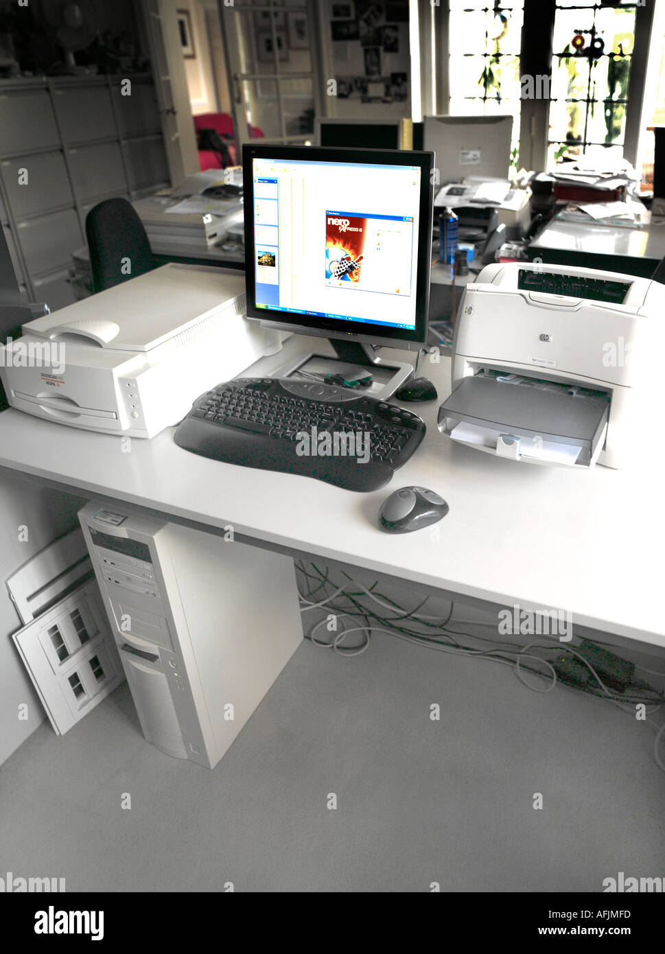 Computer screen office workstation hi-res stock photography and images ...