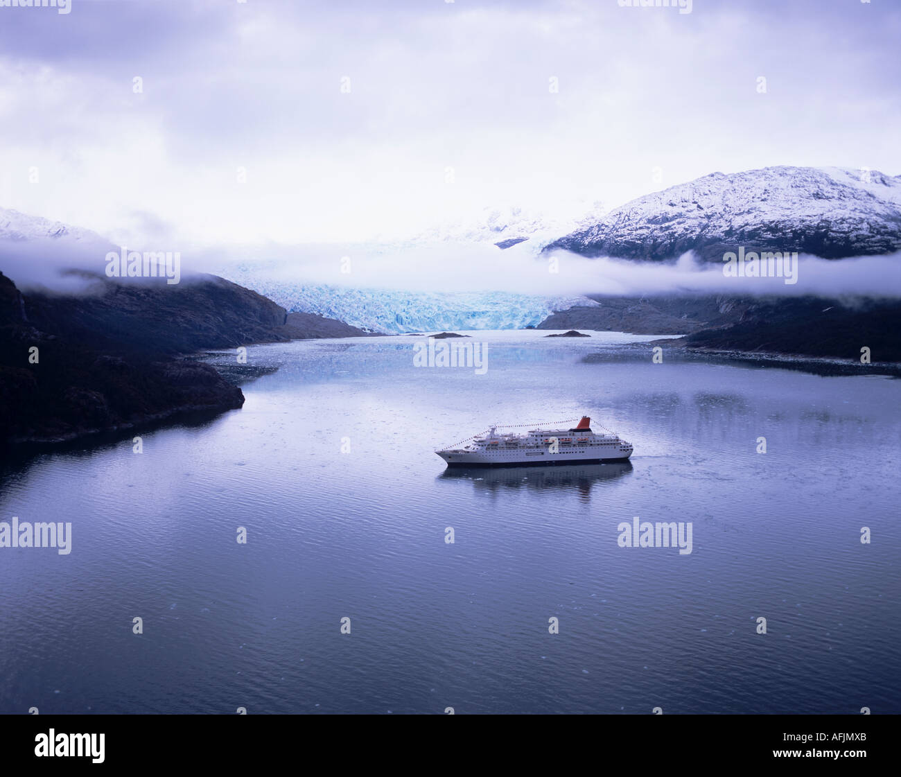 ESTERO ASIA AND CRUISE SHIP STRAIT OF MAGELLAN CHILI Stock Photo - Alamy