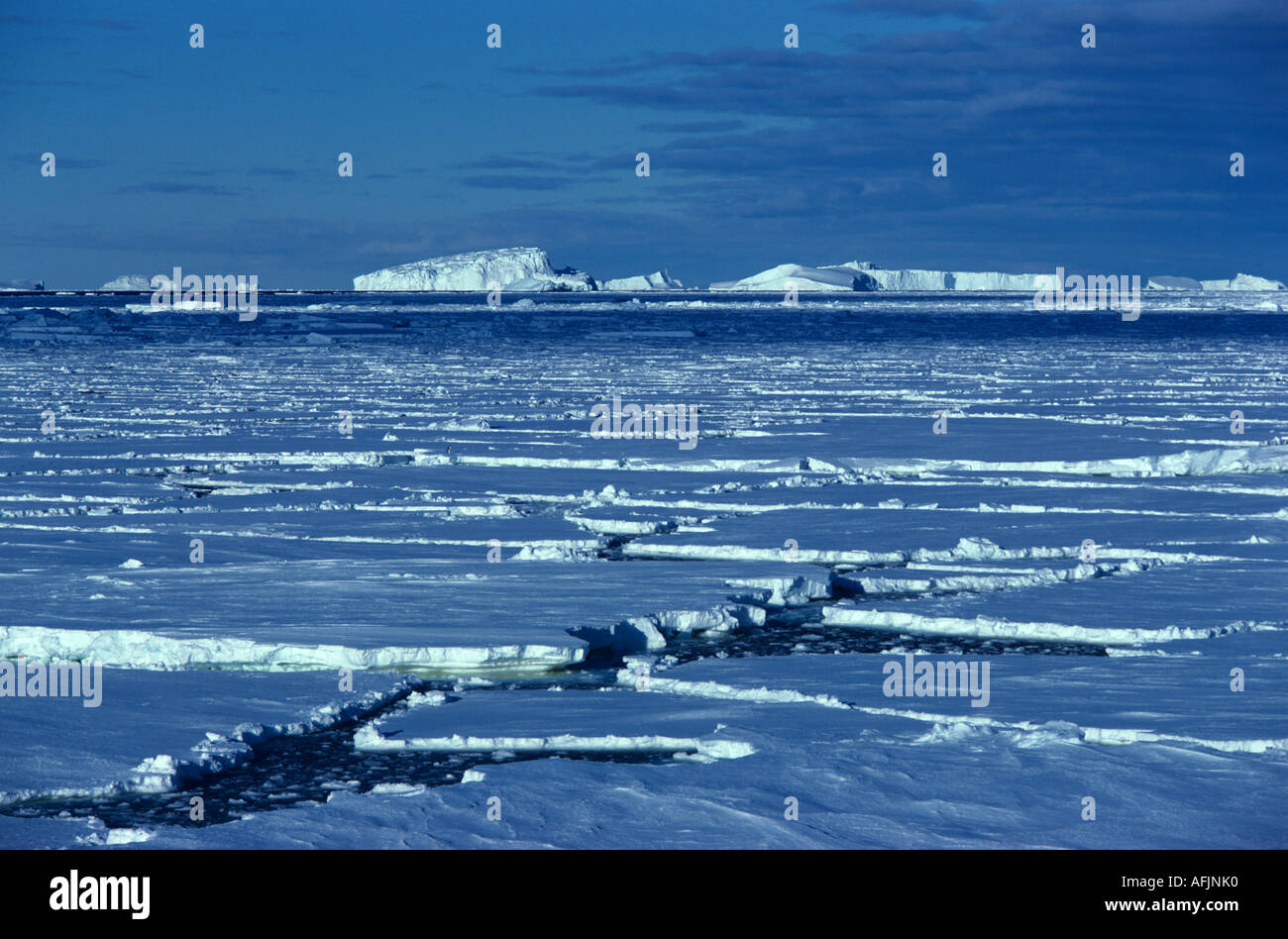 Big flat iceberg hi-res stock photography and images - Alamy