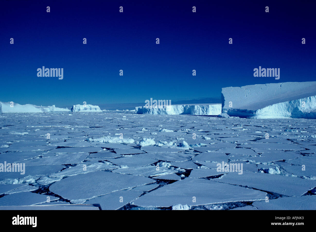 Big flat iceberg hi-res stock photography and images - Alamy