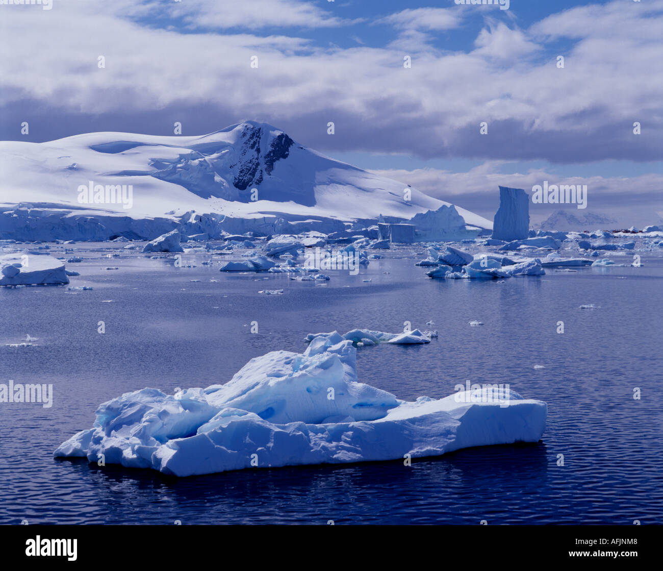 Dark antarctic seascape hi-res stock photography and images - Alamy