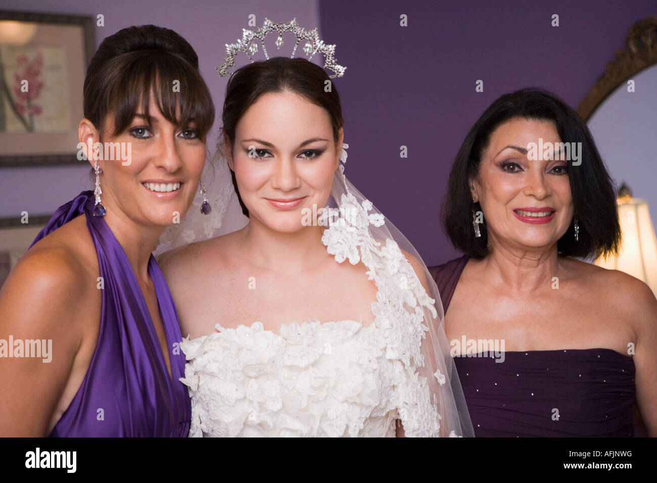 Bride and mother pose before wedding Stock Photo - Alamy