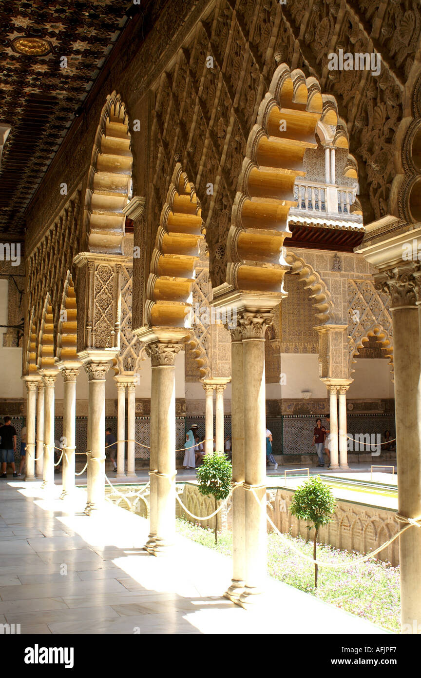 Amazing ornate arches in Alcazar former moorish fortress in Seville ...