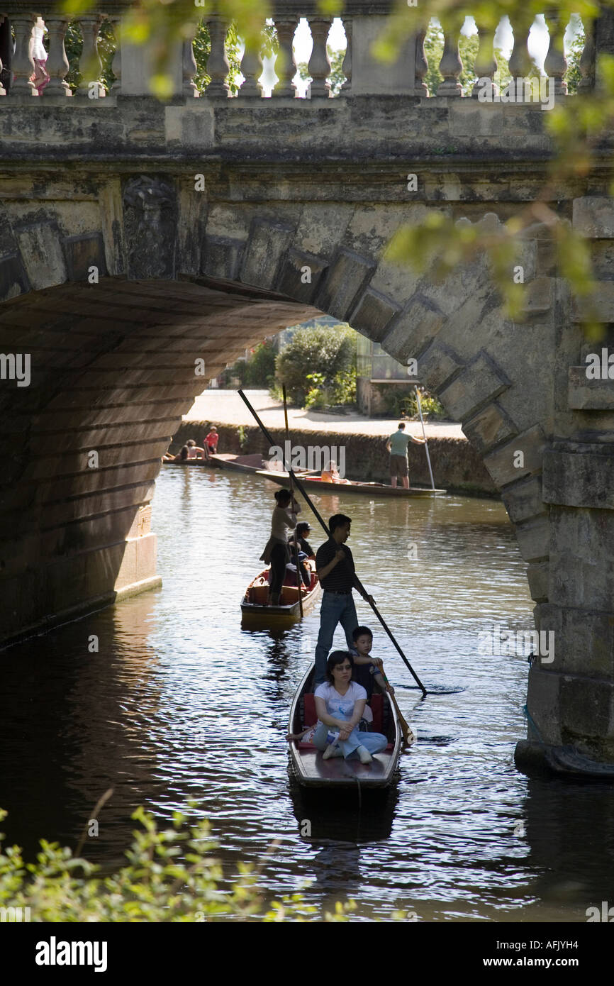 Punts under Magdalen Bridge Oxford 1 Stock Photo - Alamy