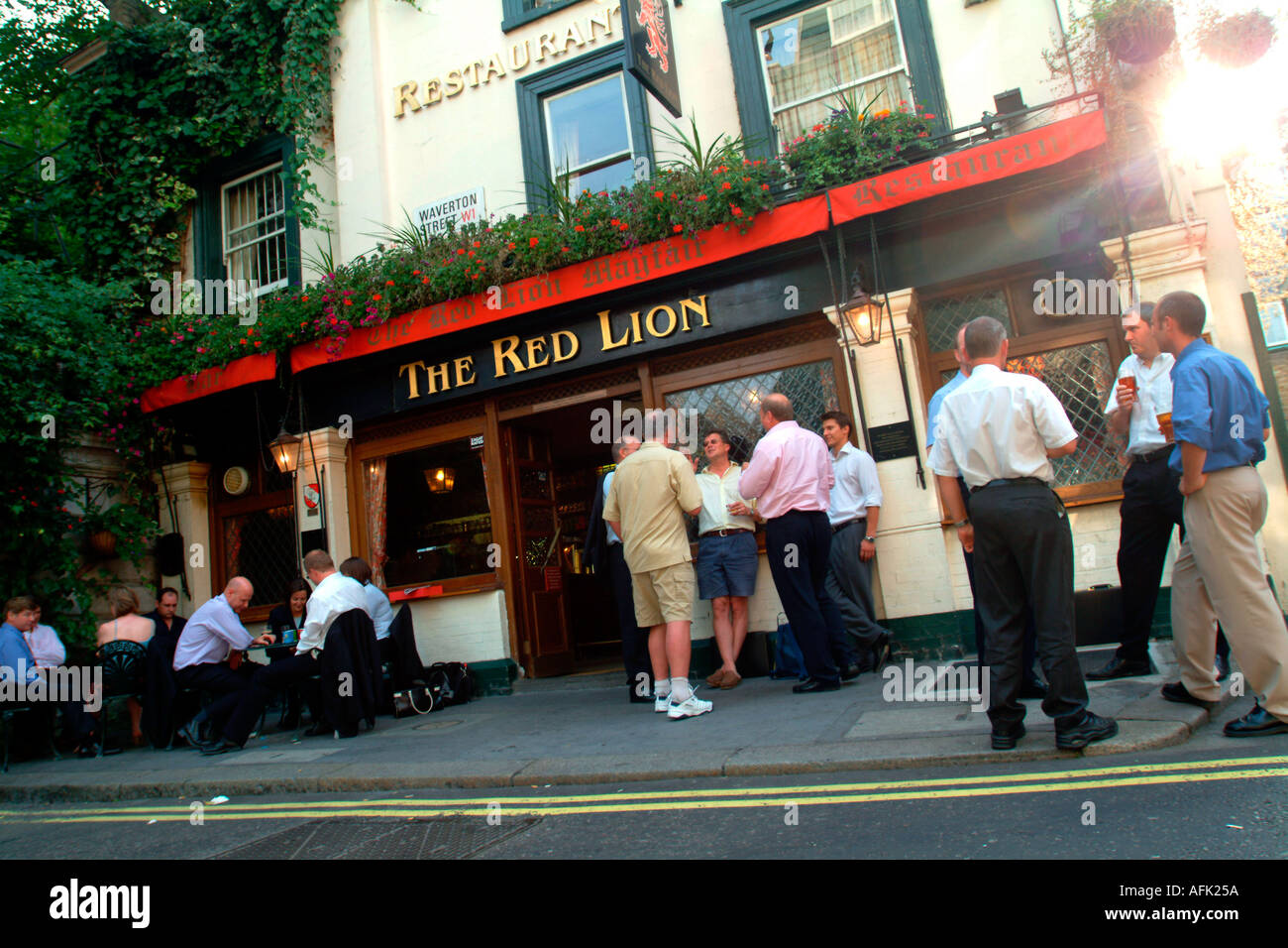 London old red lion pub hi-res stock photography and images - Alamy