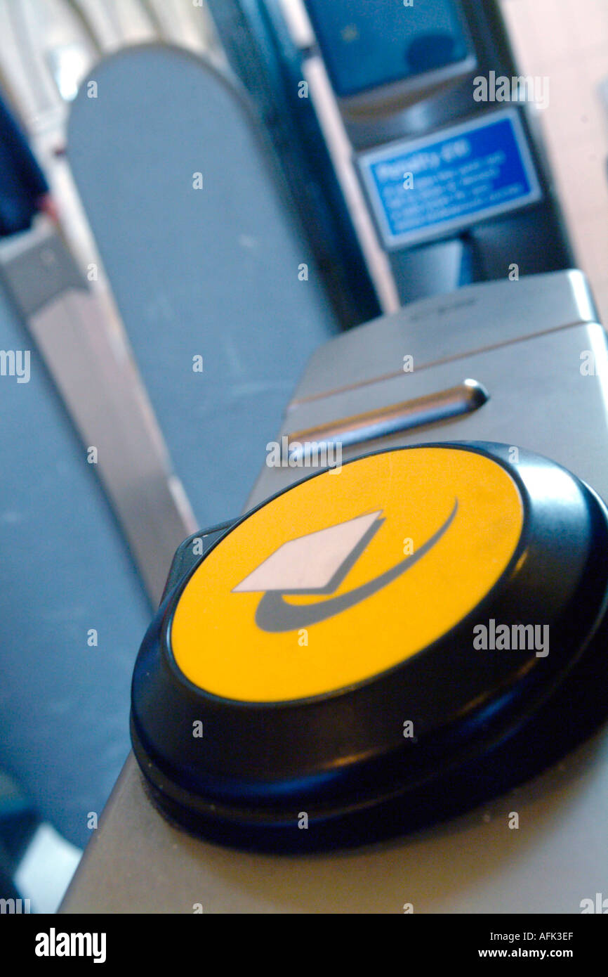 Oyster card reader hi-res stock photography and images - Alamy
