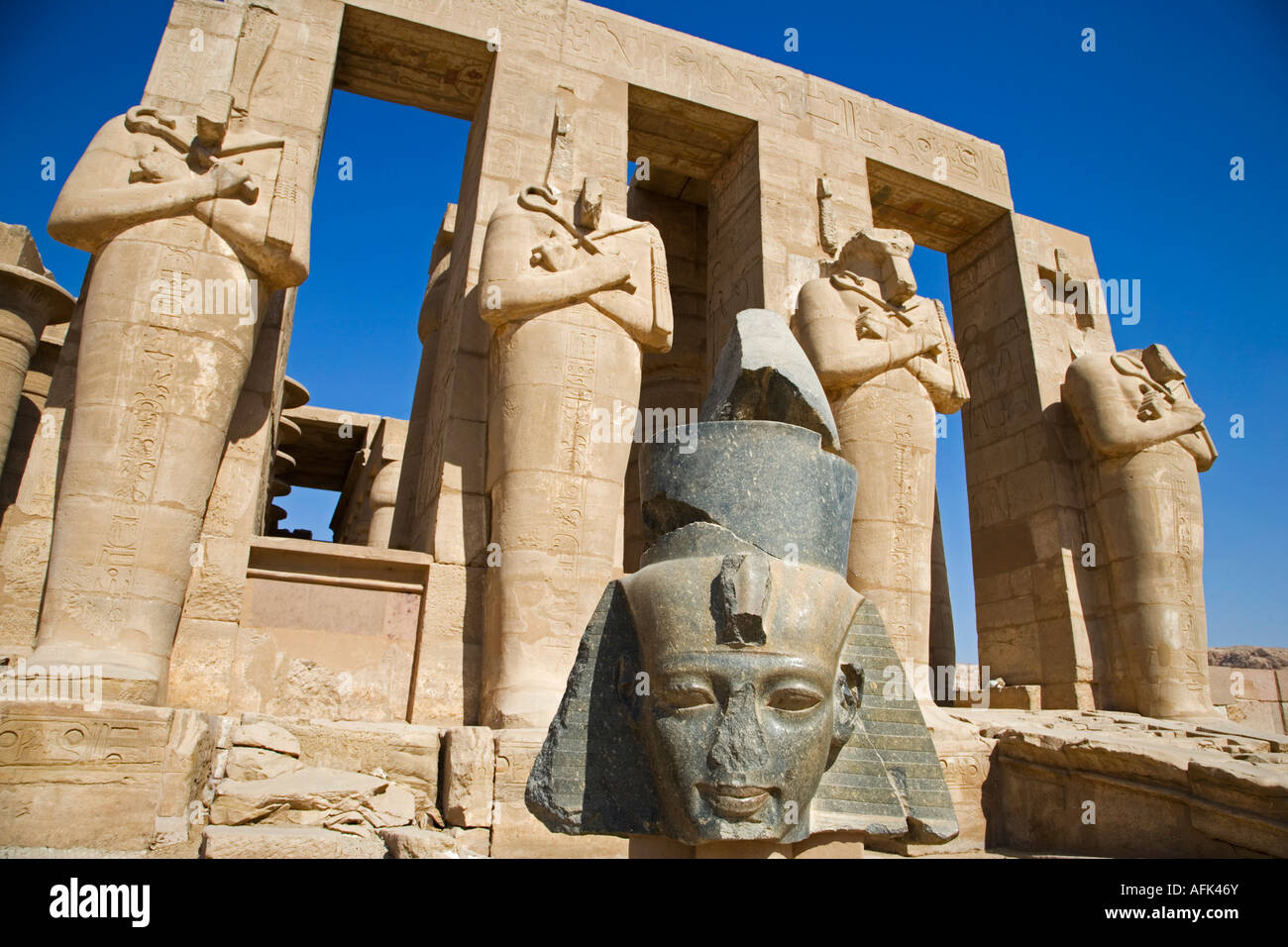 Black granite statue of ramses ii hi-res stock photography and images ...