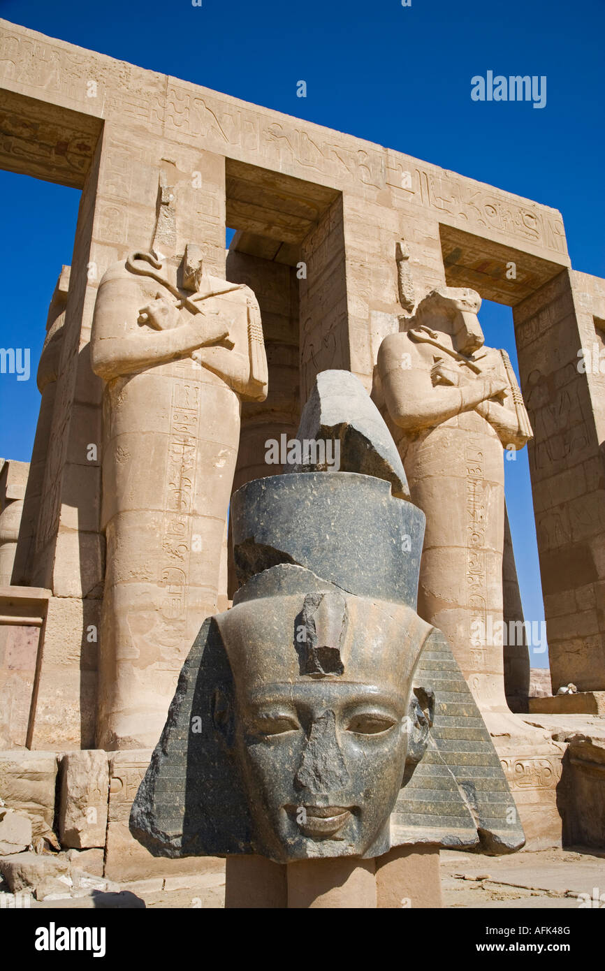 Black granite statue of ramses ii hi-res stock photography and images ...