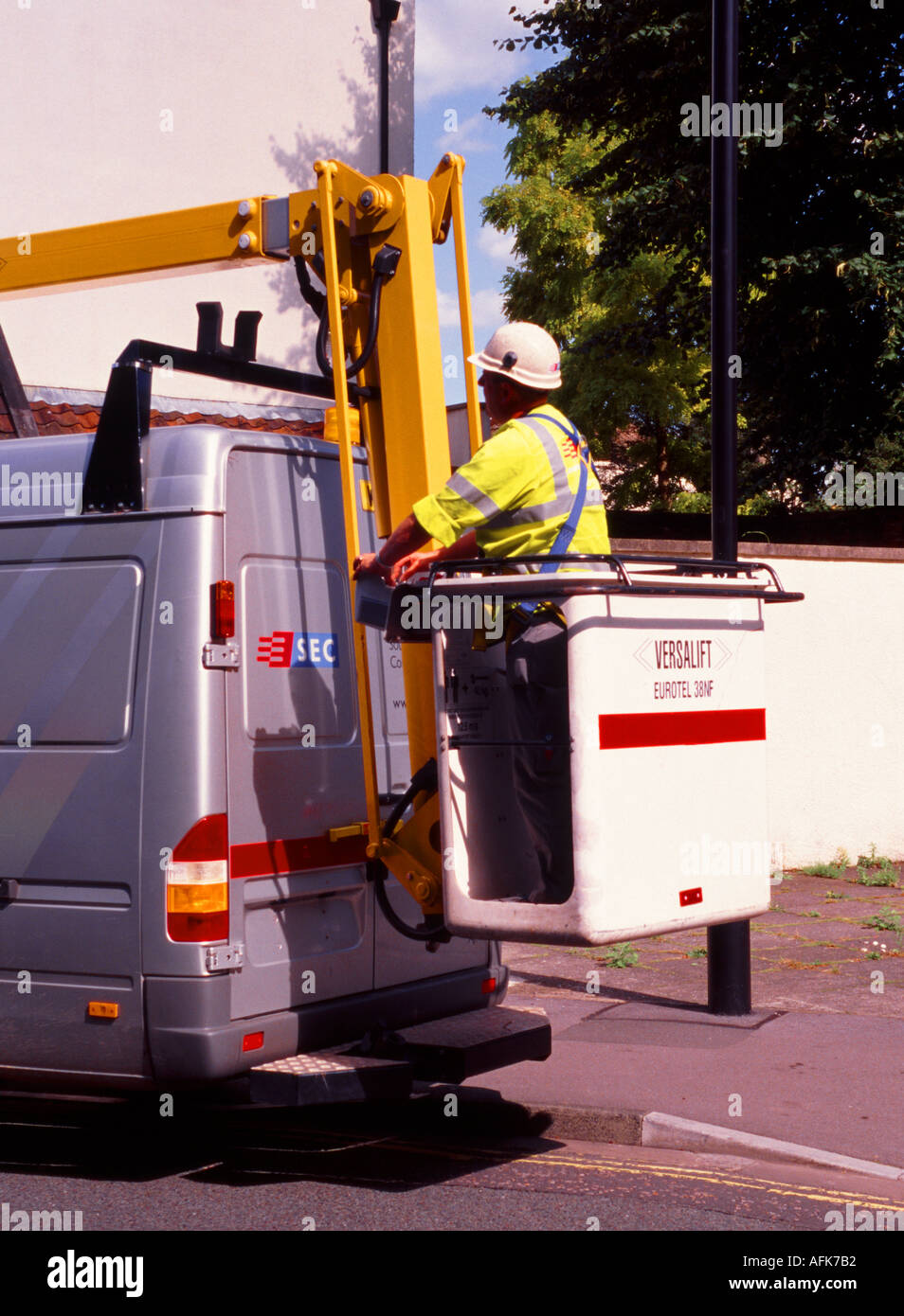 REPAIRING STREET LIGHTING UK Stock Photo - Alamy