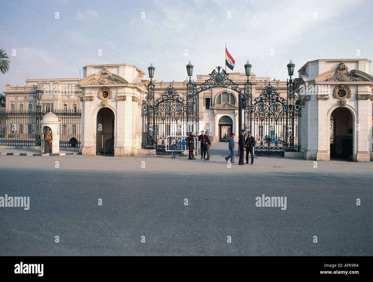 Ancient egypt palace hi-res stock photography and images - Alamy