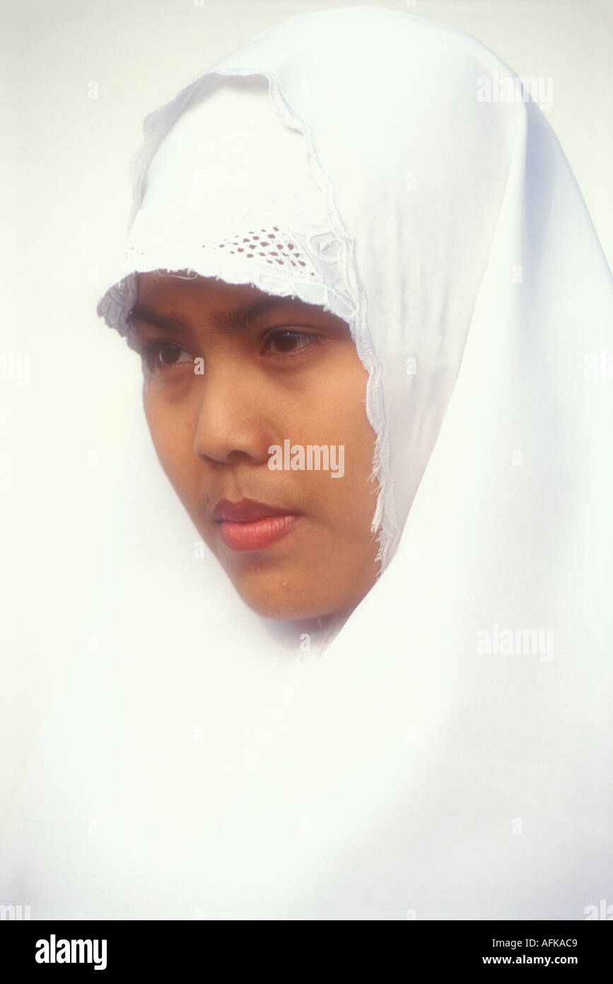 Girl wearing muslim head scarf hi-res stock photography and images - Alamy