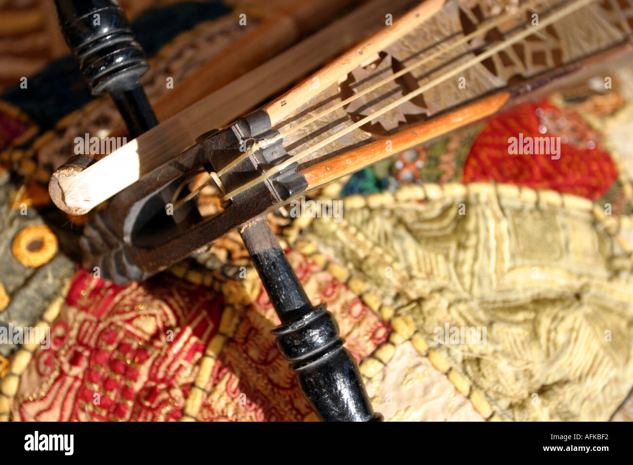 Arabic playing the violin hi-res stock photography and images - Alamy