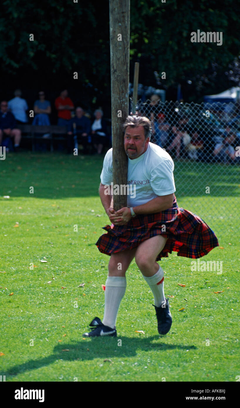 Tossing the caber in the highlands hi-res stock photography and images ...
