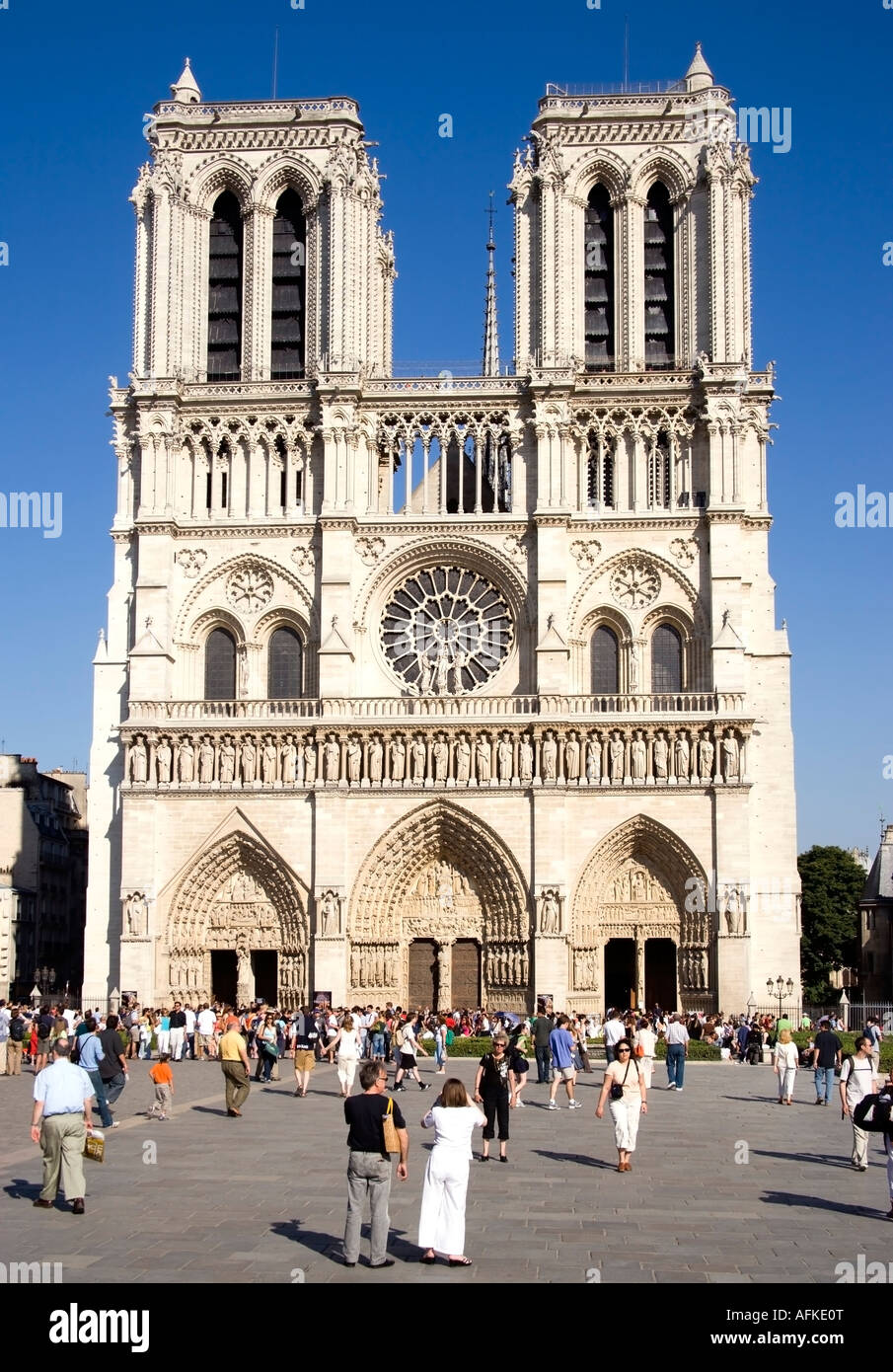 Place du parvis notre dame hi-res stock photography and images - Alamy