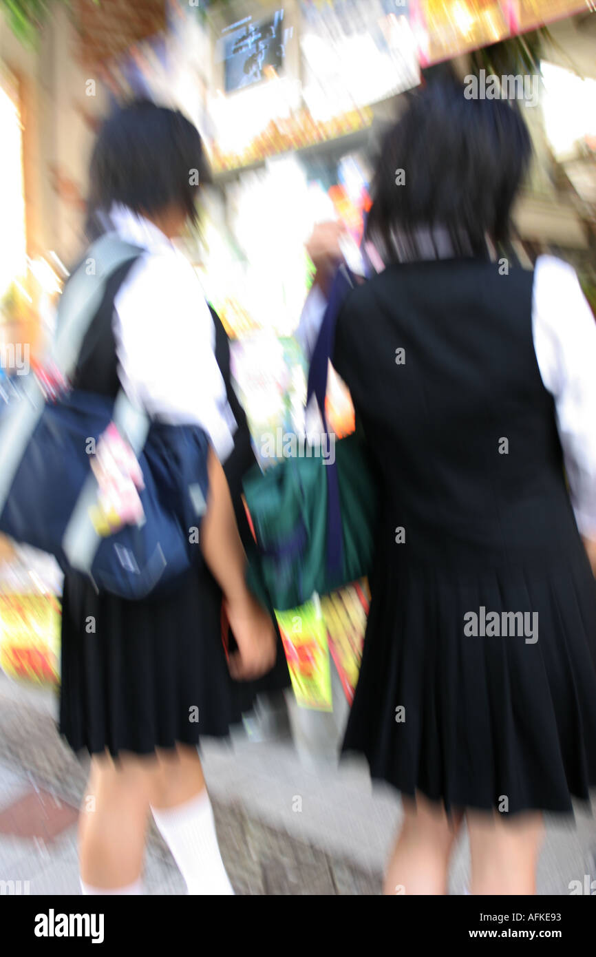 Japanese schoolgirls shibuya tokyo hi-res stock photography and images ...