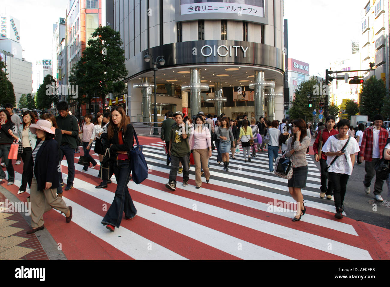 Shoppers Shibuya Tokyo Japan Stock Photo - Alamy