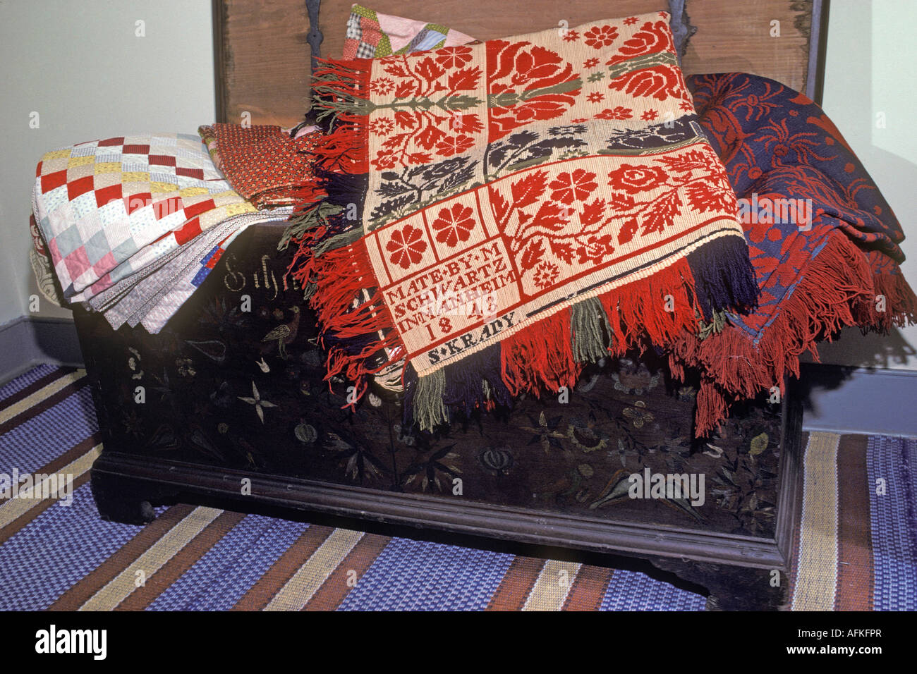 PA Dutch amish style antique quilt Stock Photo - Alamy