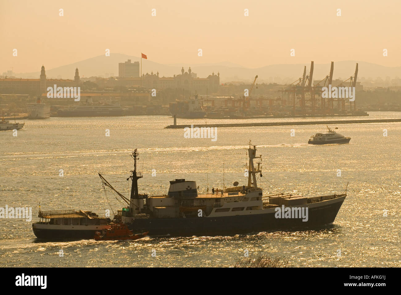 Istanbul ships in harbour hi-res stock photography and images - Alamy