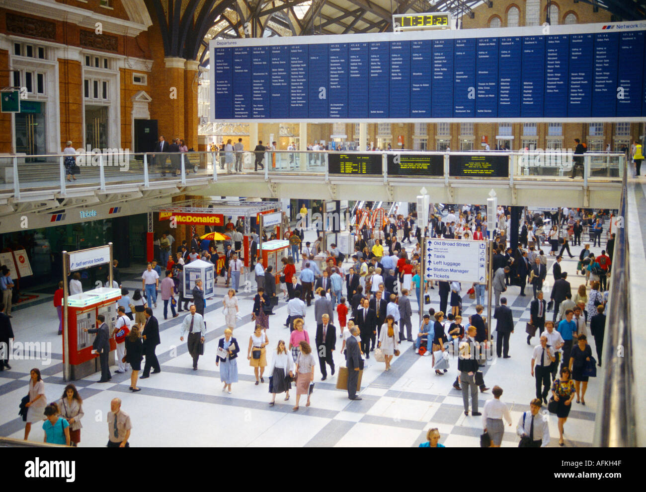 London Liverpool St Station Commuters Stock Photo - Alamy