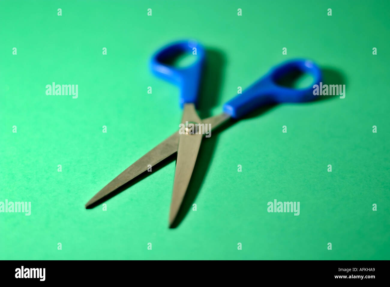 Blue handled scissors hi-res stock photography and images - Alamy