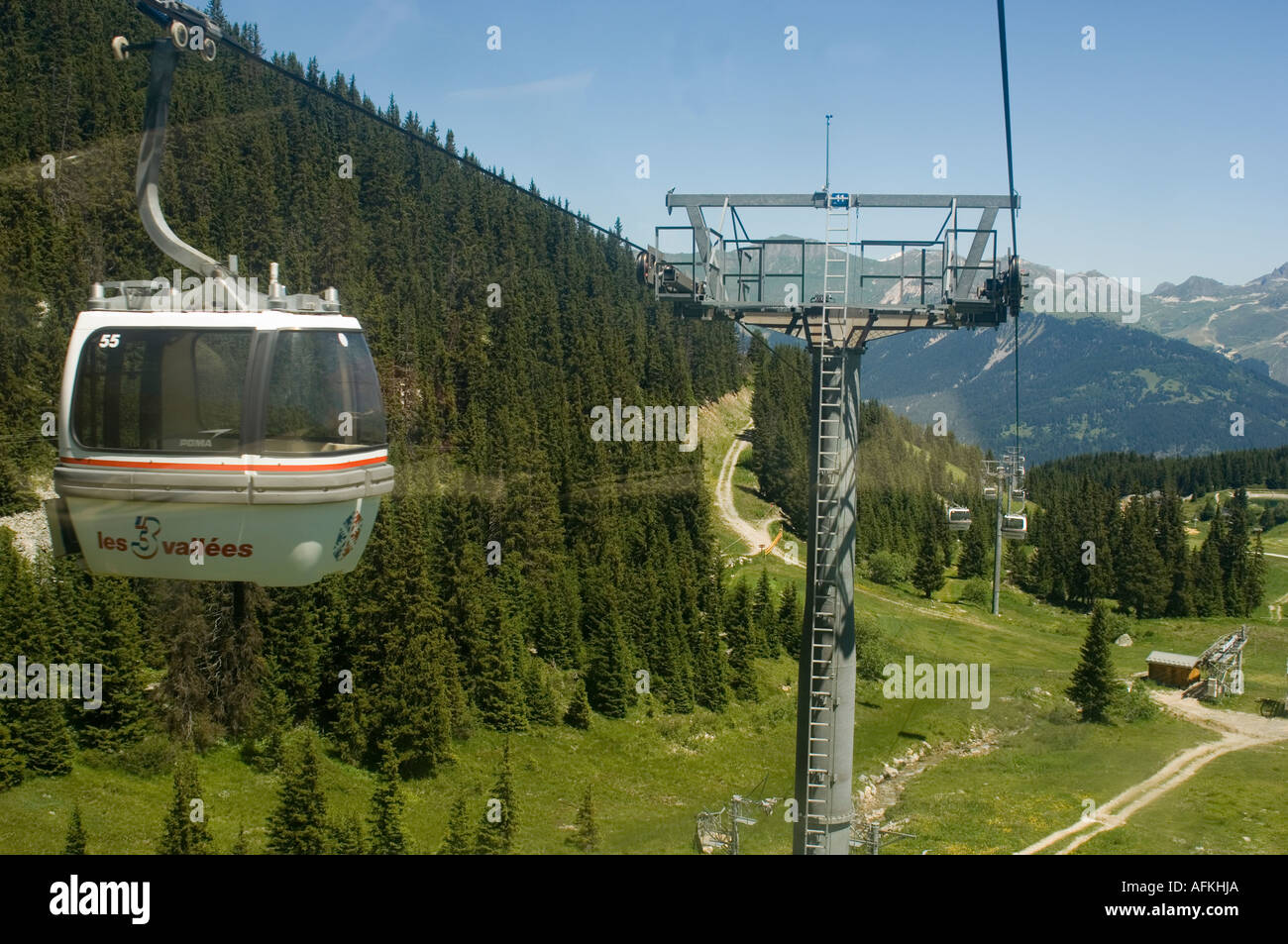 Verdons cablecar connecting Courchevel 1850 with La Saulire telecabine ...