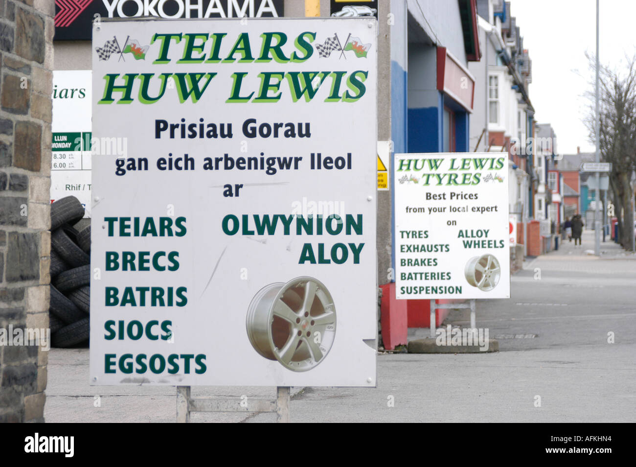 Bilingual welsh english street signs hi-res stock photography and ...