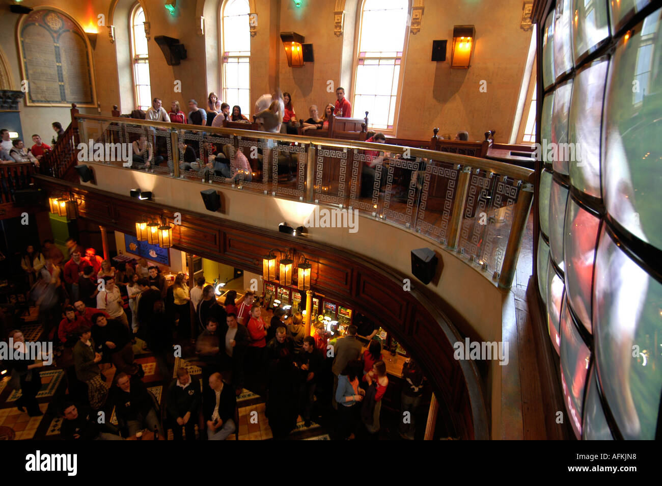 Pub television screen hi-res stock photography and images - Alamy