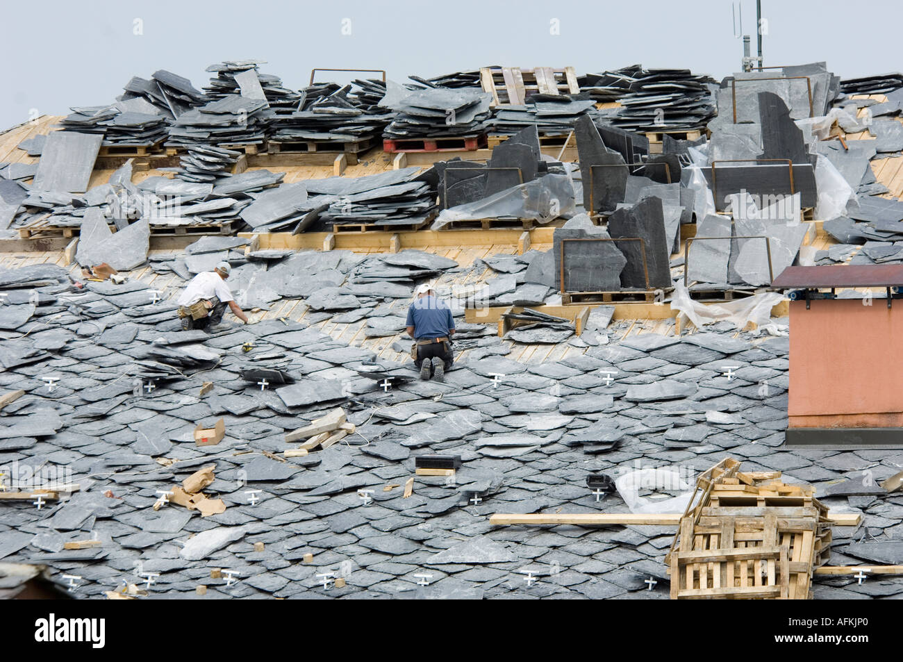 Slate roof laying hi-res stock photography and images - Alamy