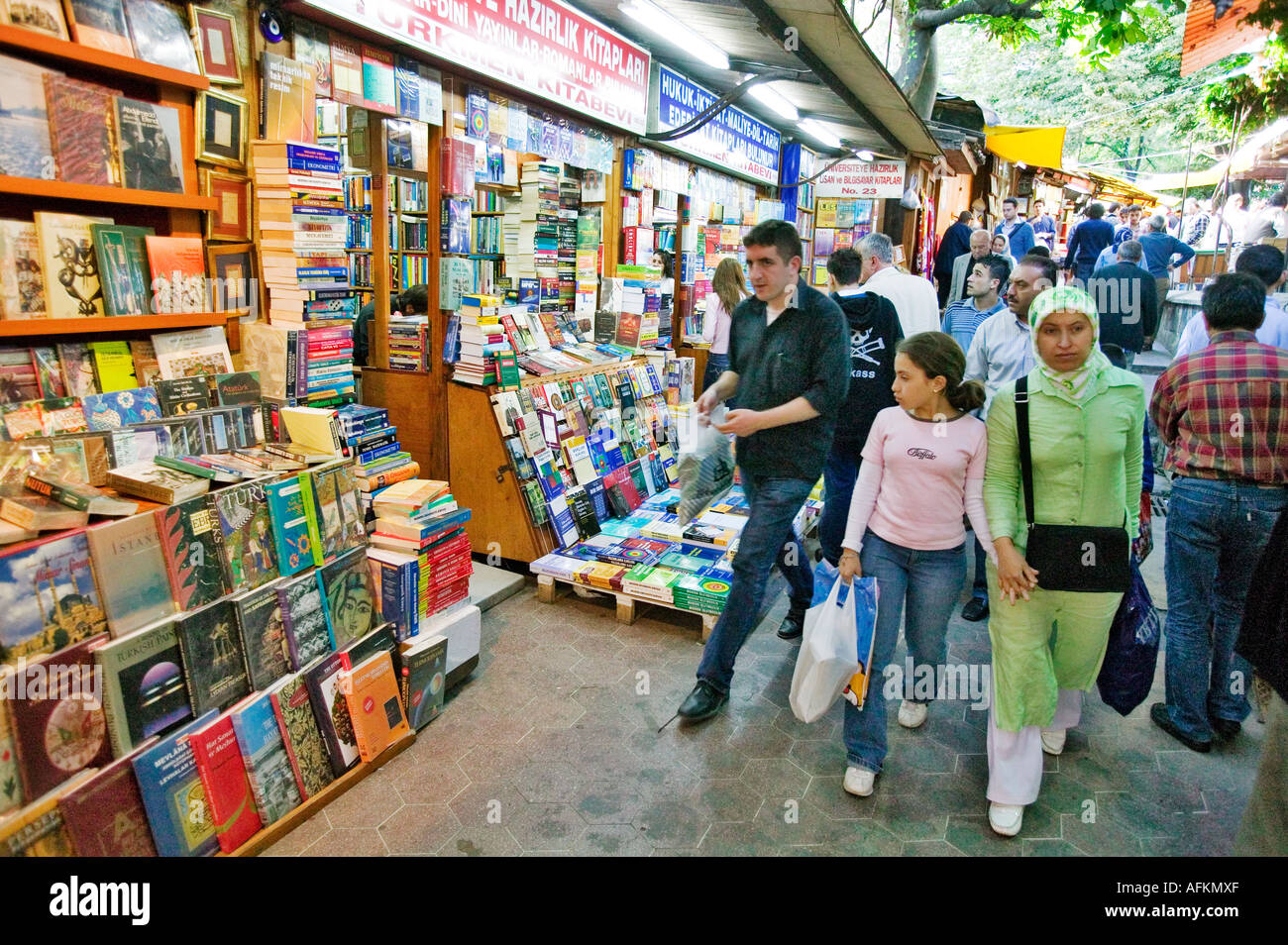 Book bazaar hi-res stock photography and images - Alamy