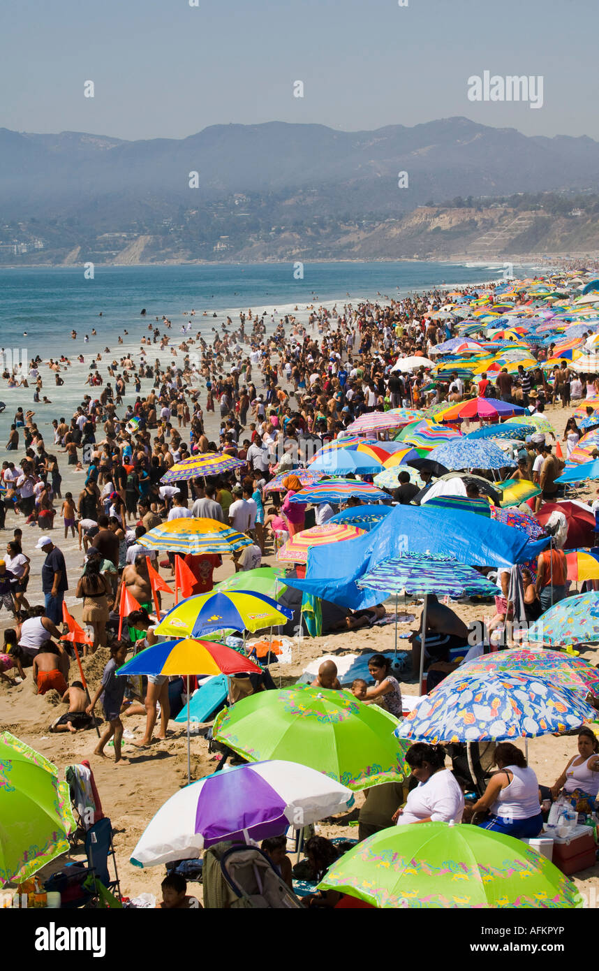 crowds enjoying the beach on Labor Day Stock Photo - Alamy