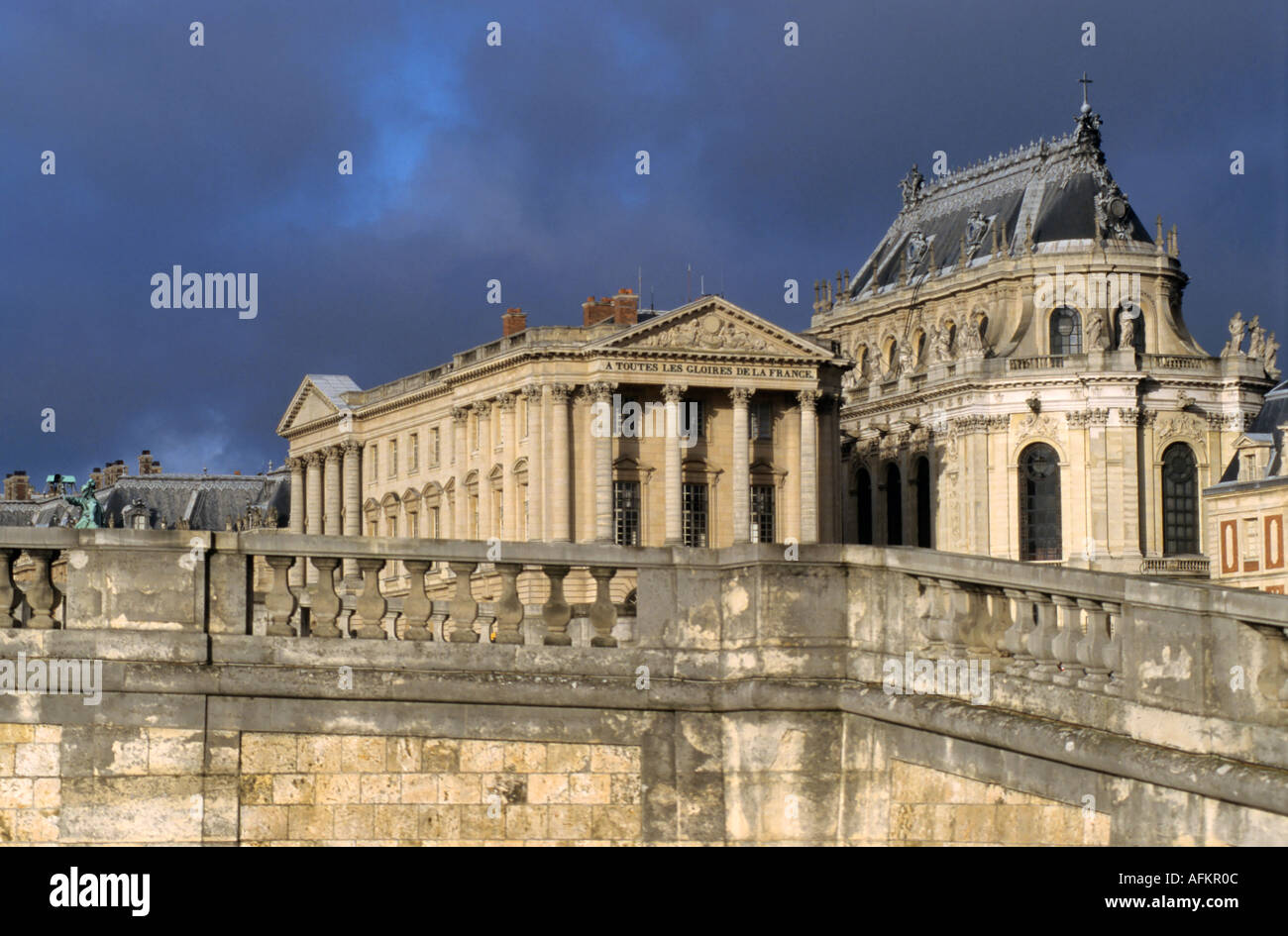 Versailles under moody sky paris hi-res stock photography and images ...