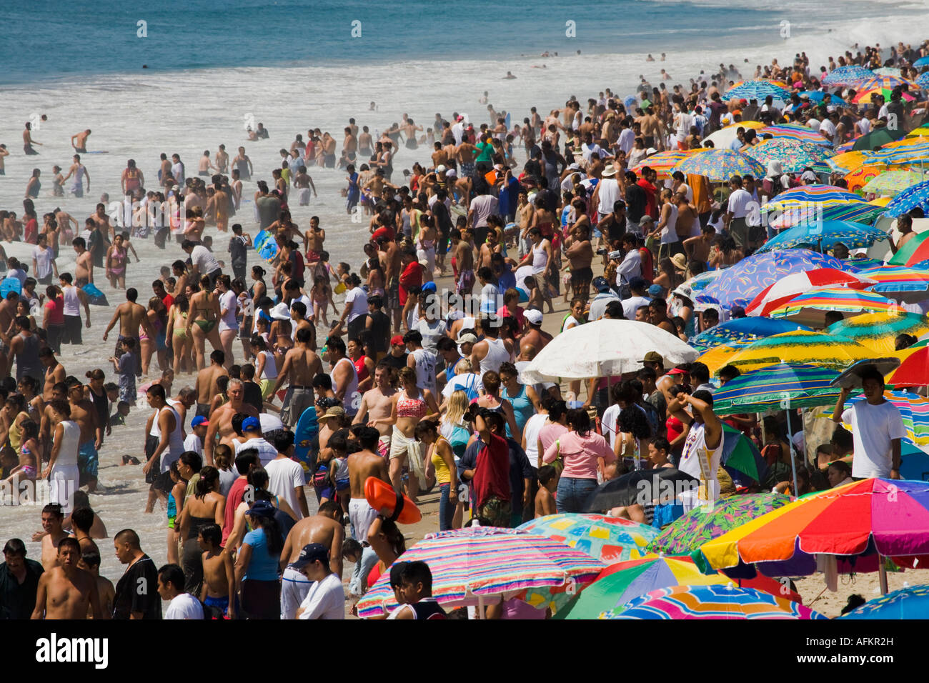 crowds enjoying the beach on Labor Day Stock Photo - Alamy