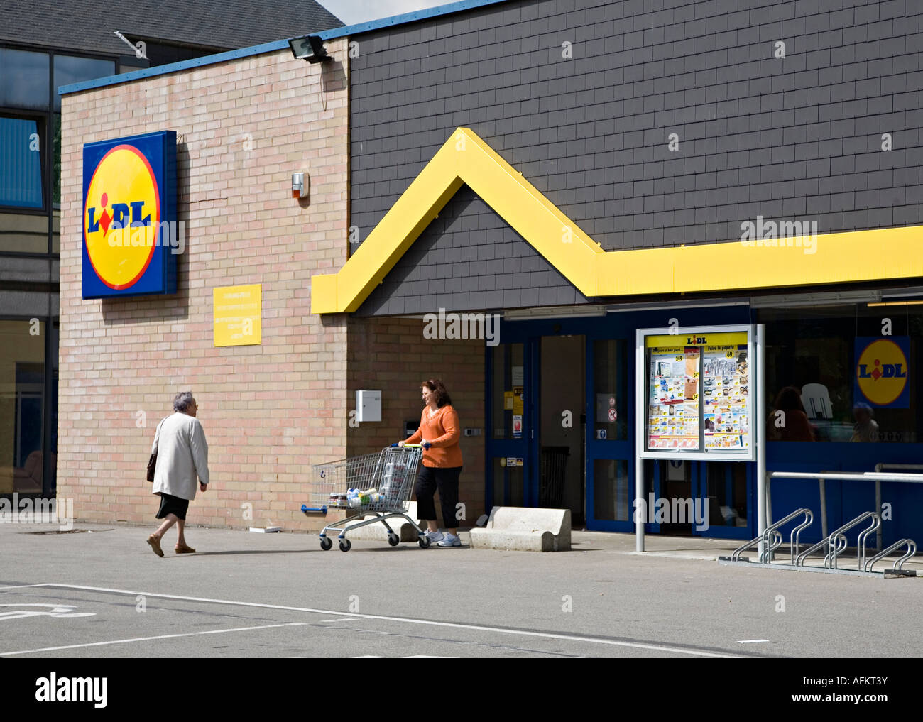 Shoppers at a Lidl supermarket Belgium Stock Photo - Alamy