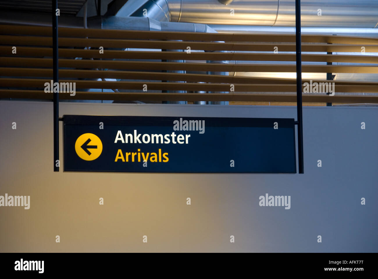 Airport arrivals sign hi-res stock photography and images - Alamy