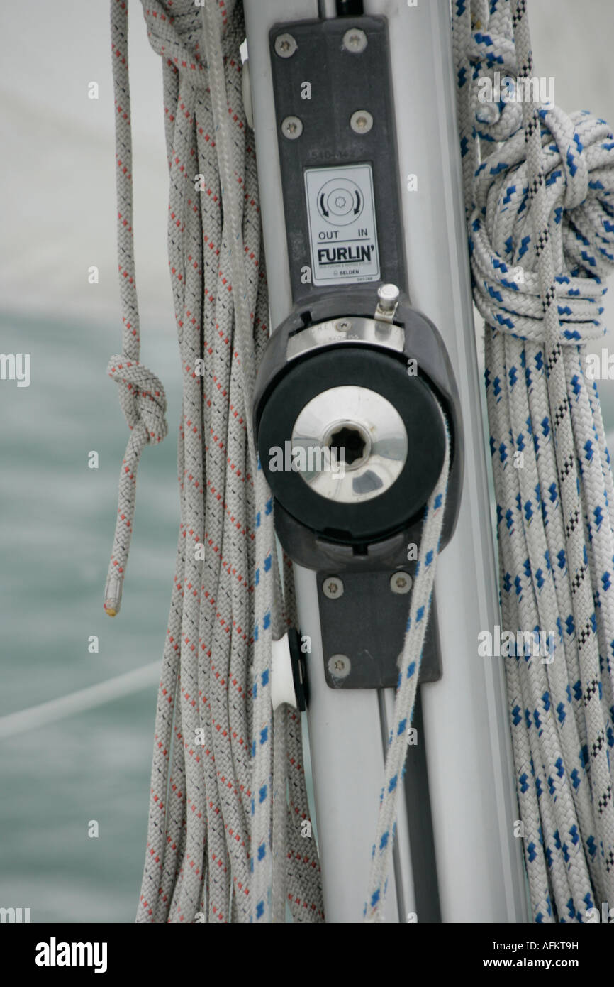 Ropes and pulley hi-res stock photography and images - Alamy