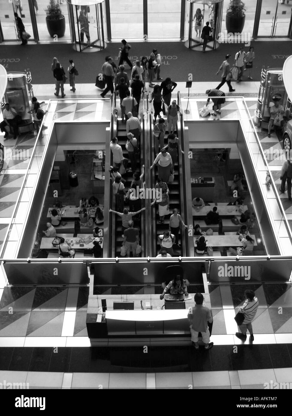 Shopping mall entrance crowd us hi-res stock photography and images - Alamy