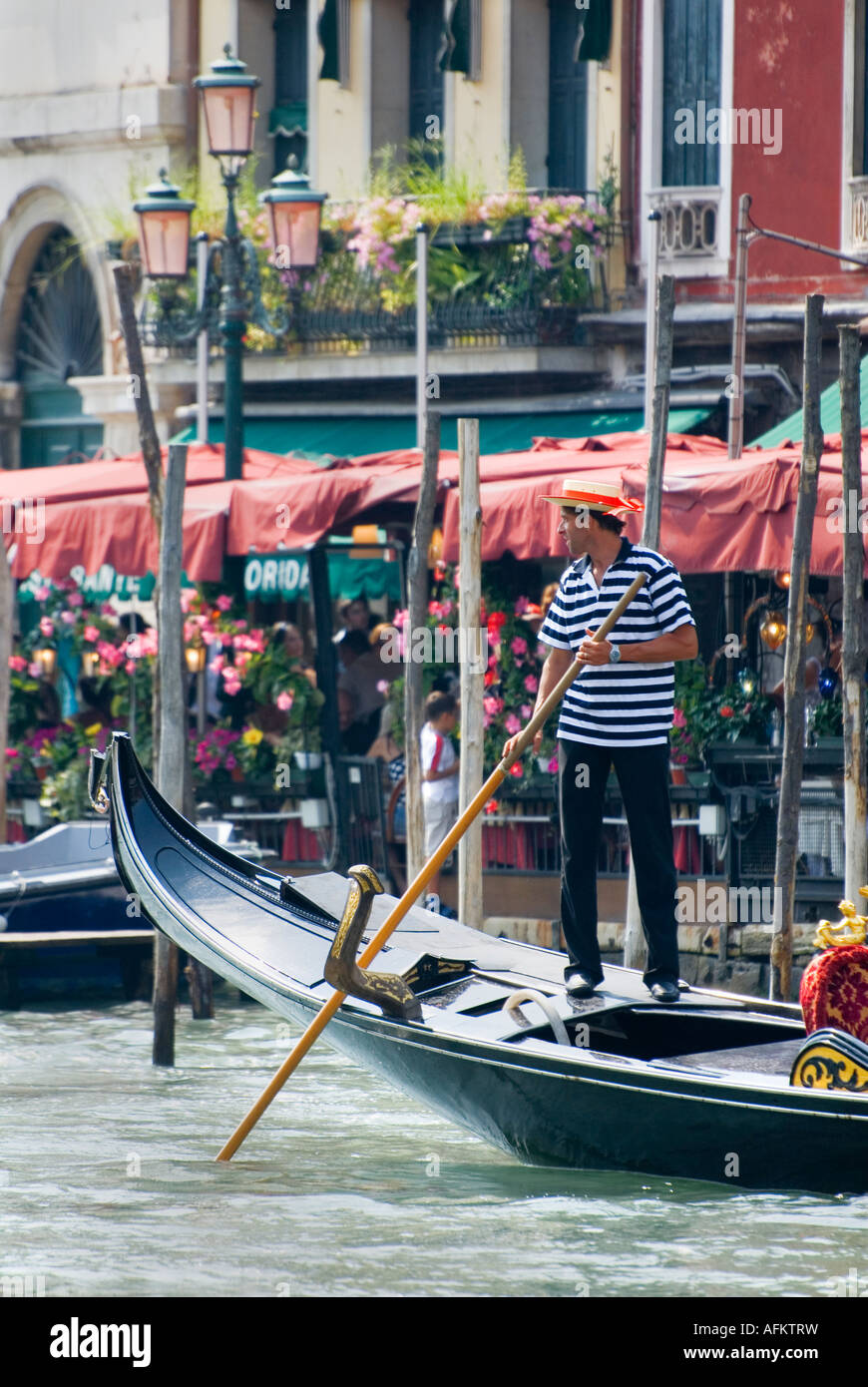 Gondolier boats hi-res stock photography and images - Alamy