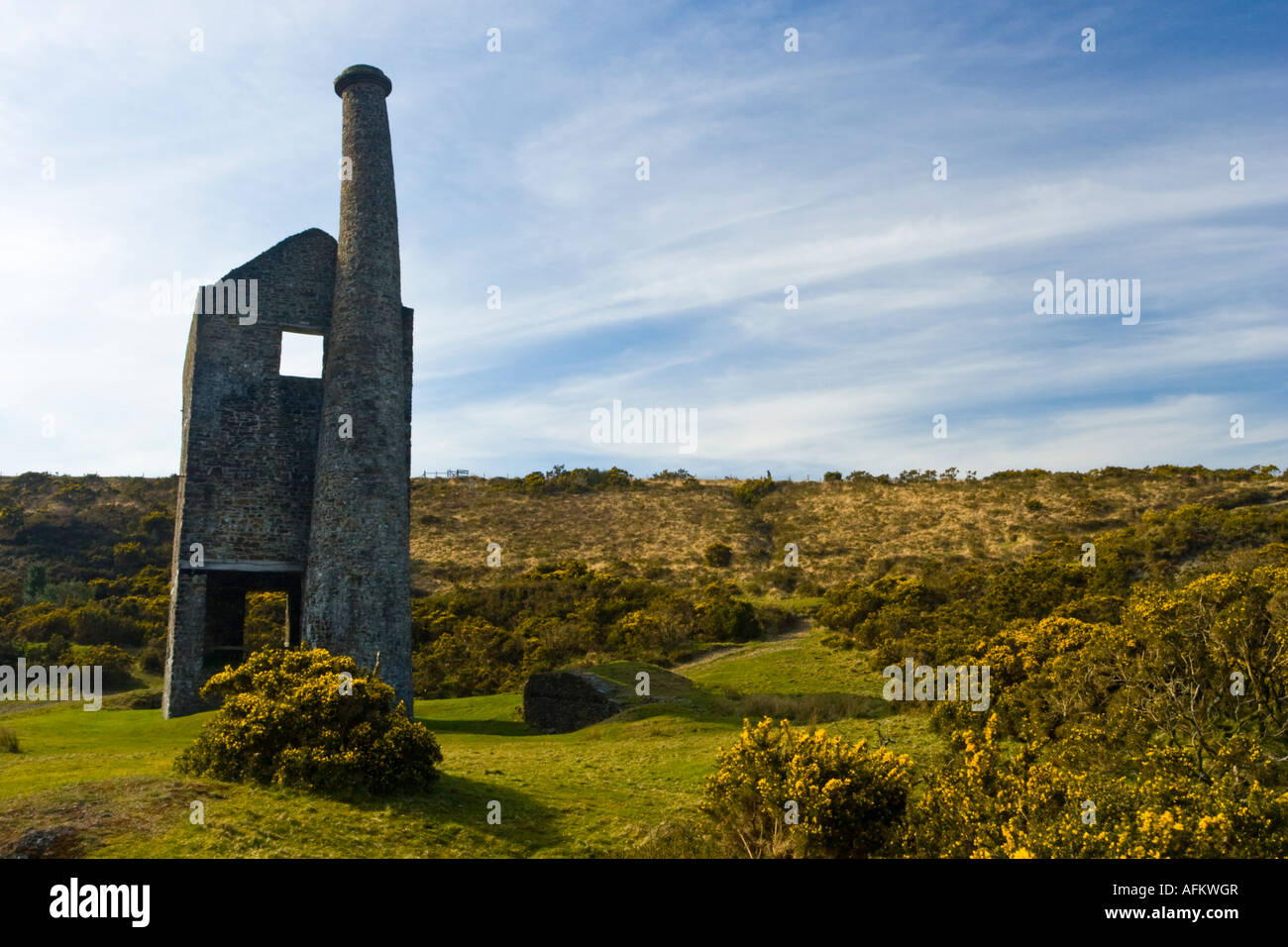 Wheal Betsy engine house with its distinctive leaning stack Stock Photo ...