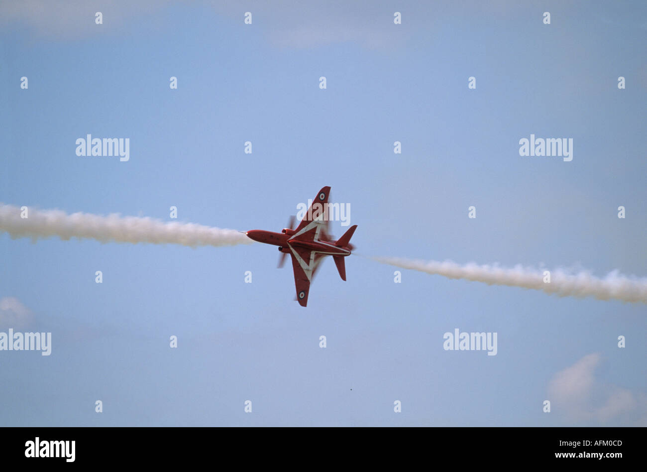 Red arrows crossover hi-res stock photography and images - Alamy