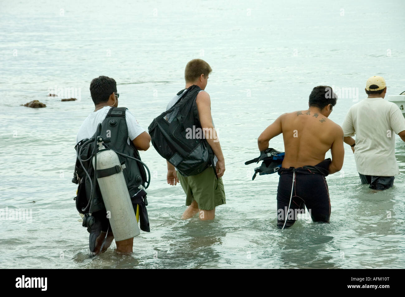 Scuba divers swimming with tanks hi-res stock photography and images ...