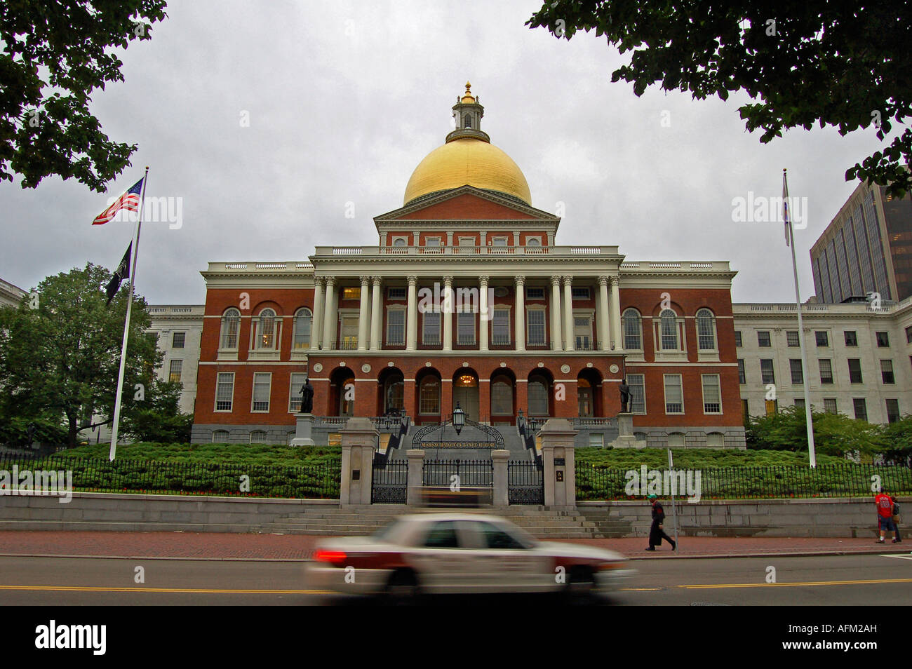 Massachusetts State House, Boston, with taxi passing Stock Photo - Alamy