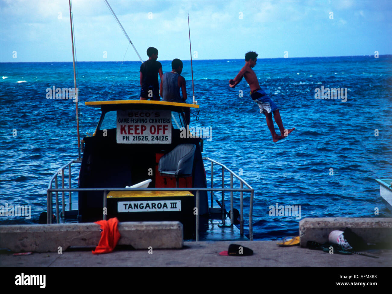 Kids diving off boat hi-res stock photography and images - Alamy