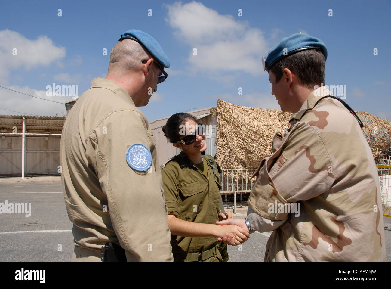 UN UNDOF peacekeepers shakes hands with an Israeli IDF female soldier ...
