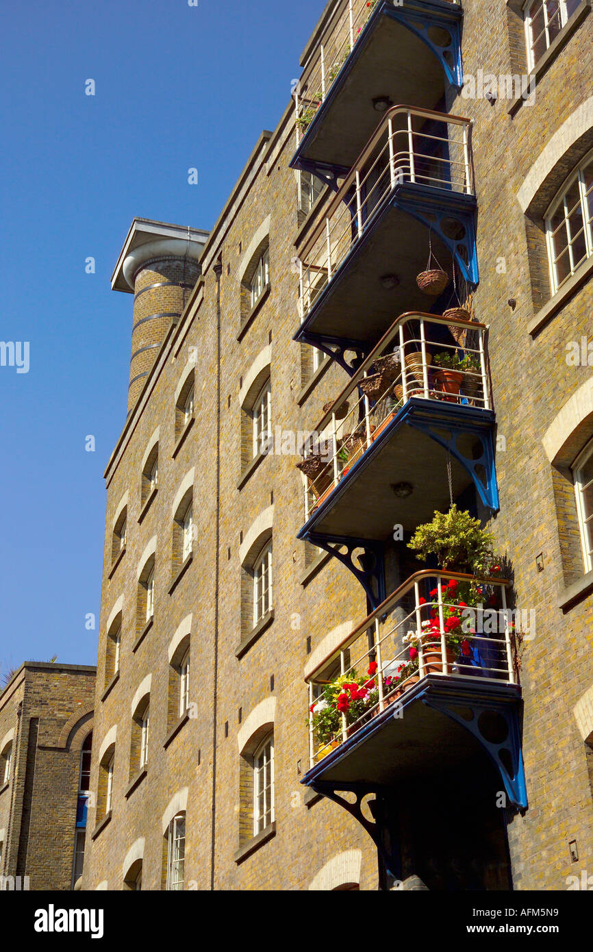 Warehouse buildings london bridge hi-res stock photography and images ...