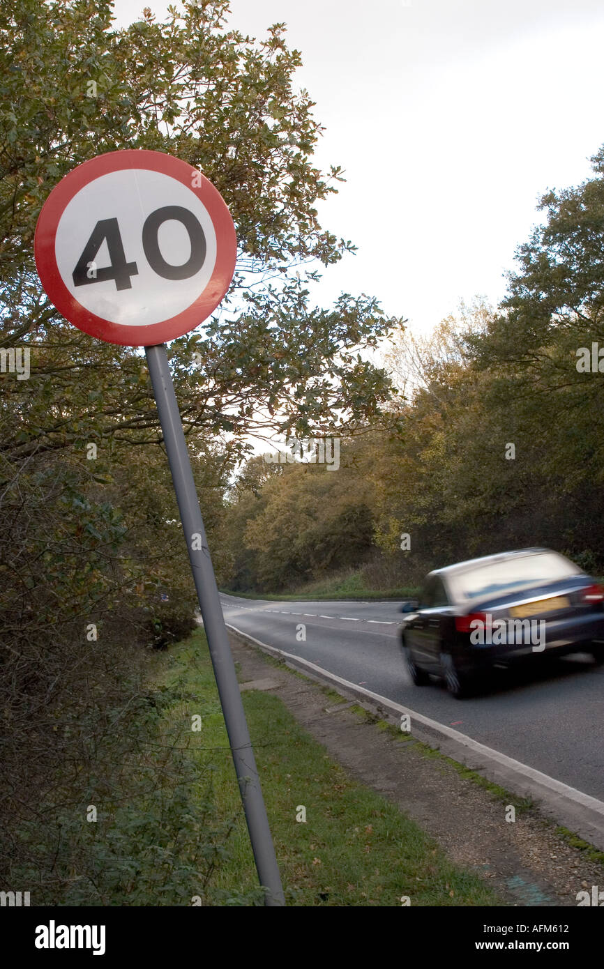 40 mph speed limit sign with cars passing Stock Photo - Alamy