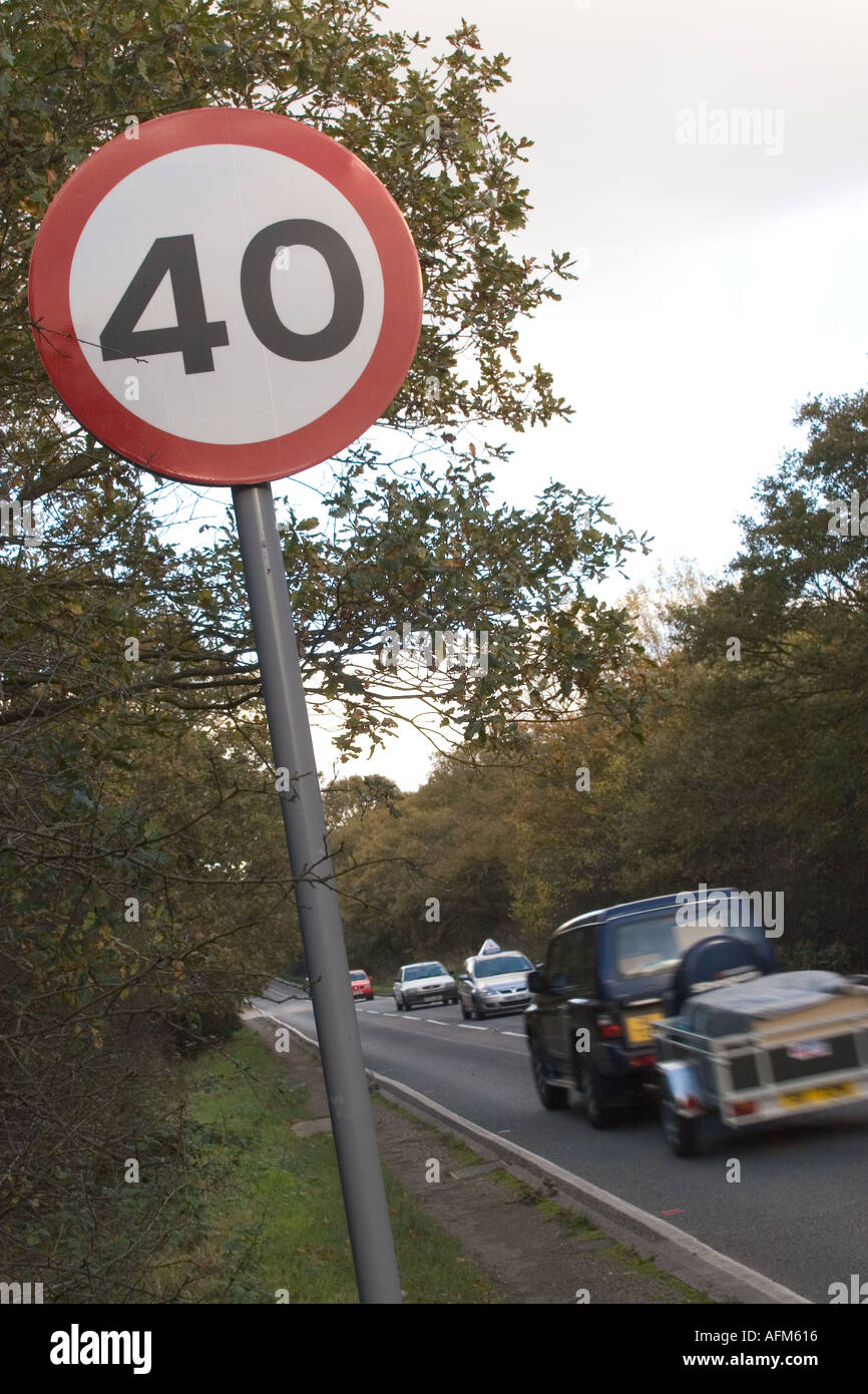 40 mph speed limit sign with cars passing Stock Photo - Alamy