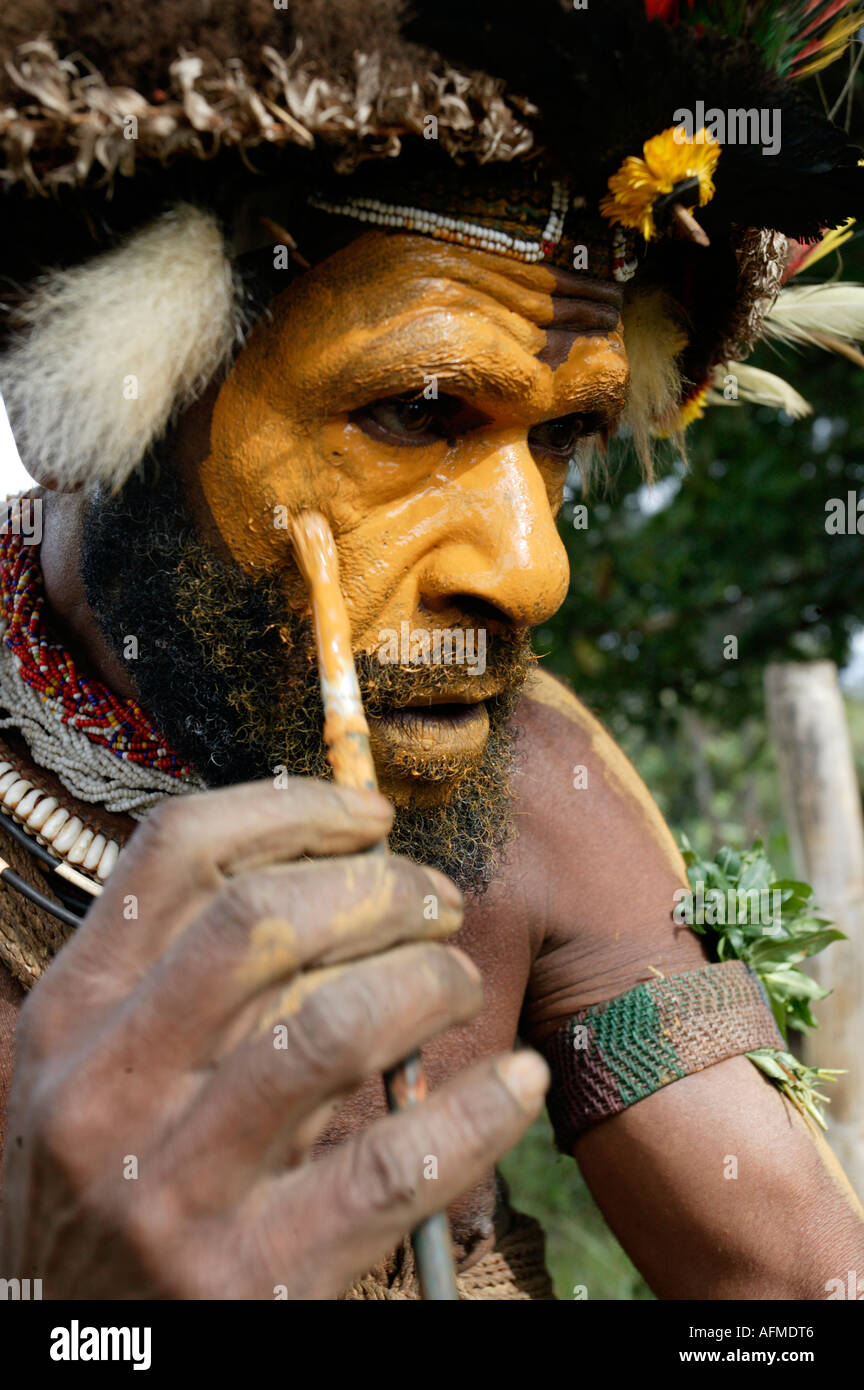 A Huli wigman tribal warrior, Tari, Papua New Guinea Stock Photo - Alamy